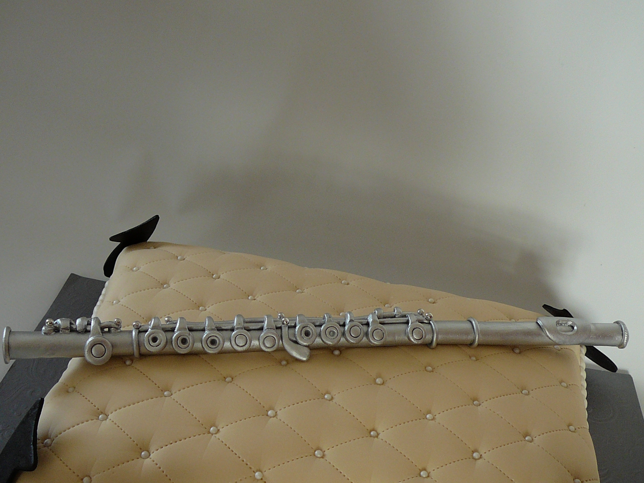 Traverse Flute On A Pillow - CakeCentral.com
