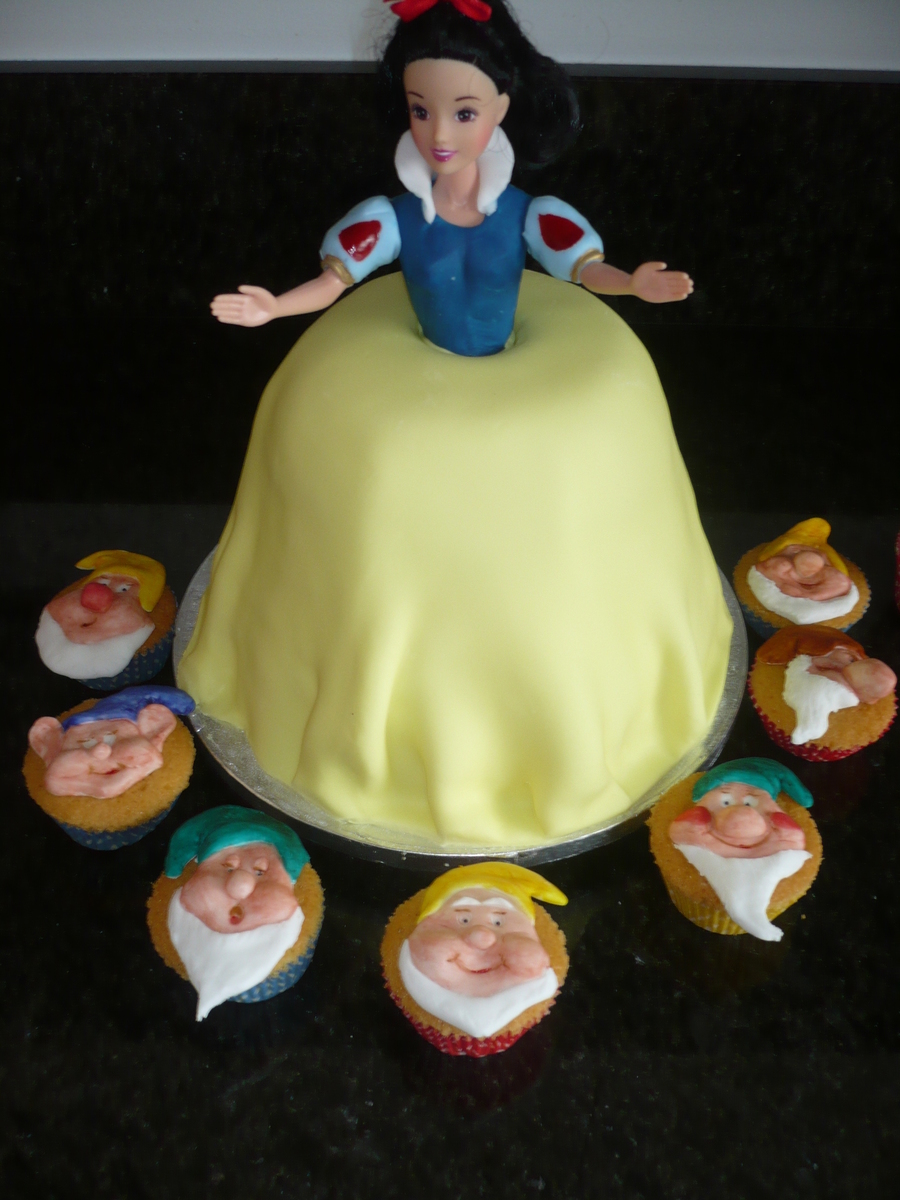 Snow White & The 7 Dwarfs Princess Cake - CakeCentral.com