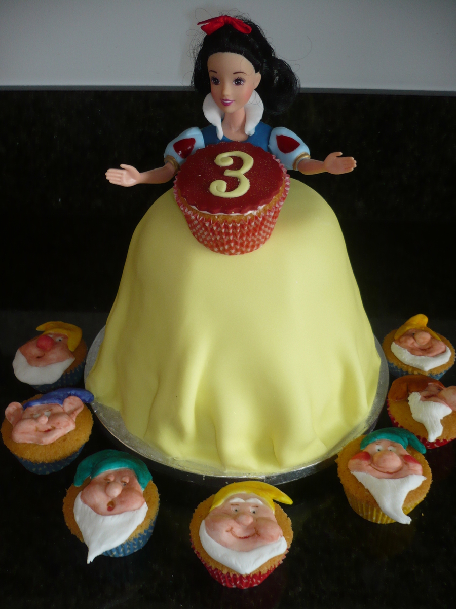 Snow White & The 7 Dwarfs Princess Cake - CakeCentral.com