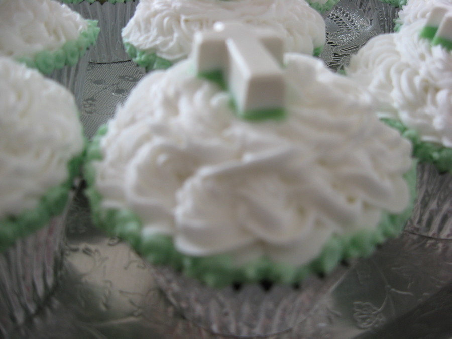 First Communion Cupcake - CakeCentral.com First Communion Cupcake - CakeCentral.com