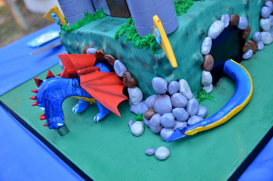 Dragon/castle Cake - CakeCentral.com