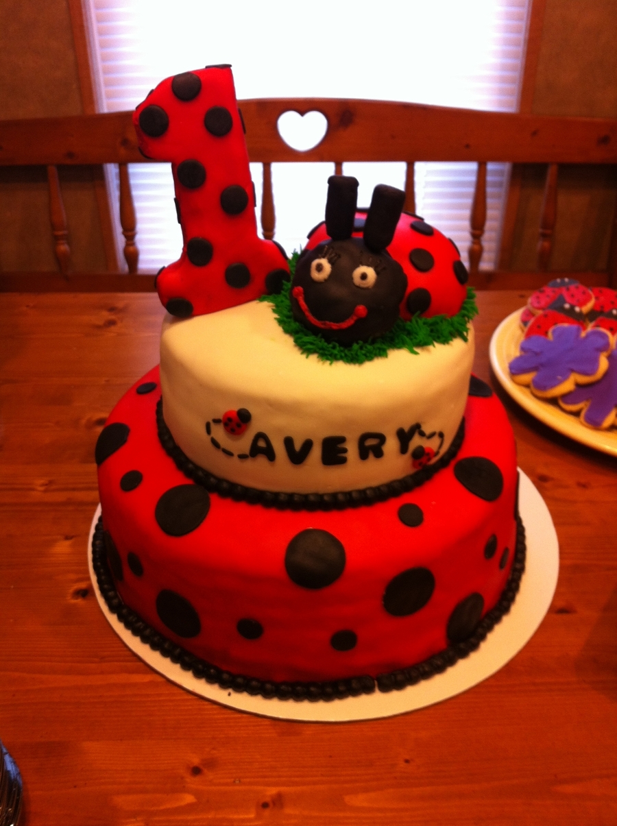 Ladybug Cake - CakeCentral.com