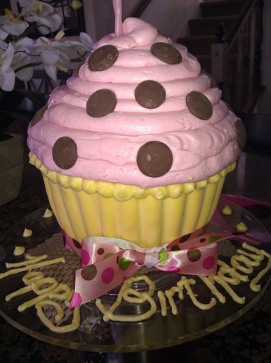Giant Cupcake Cake - CakeCentral.com