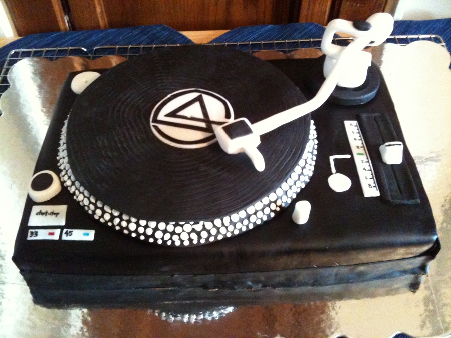 Record Player Cake - CakeCentral.com