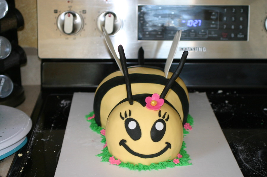 Bumble Bee - CakeCentral.com