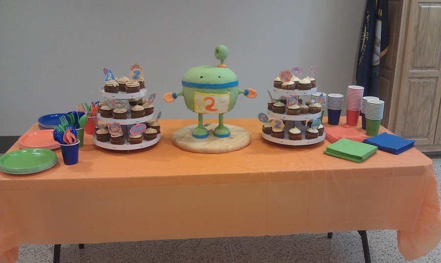 Bot From Team Umizoomi - CakeCentral.com