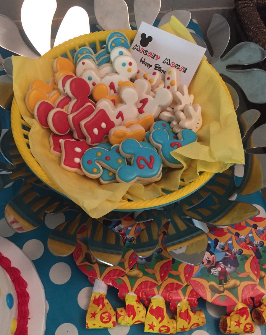 Mickey Mouse Table Bites - CakeCentral.com