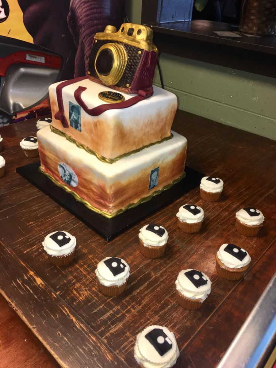 Antique Camera Cake - CakeCentral.com